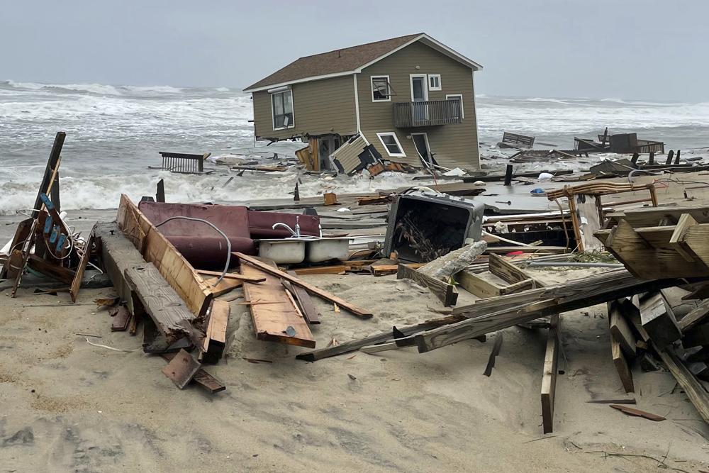 5 homes collapse into the Outer Banks surf as Atlantic hurricanes swirl ...